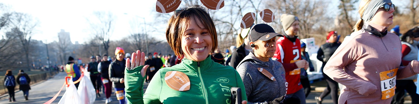 NYRR Gridiron 4M Longest Football Throw presentada por FLAG Art Foundation