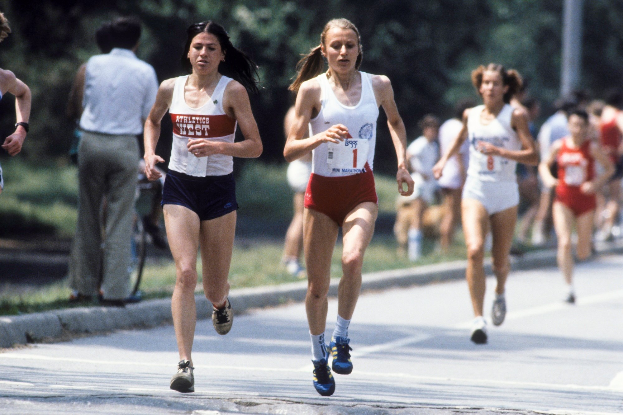 Patti Dillon and Grete Waitz running the 1981 L'eggs Mini Marathon.